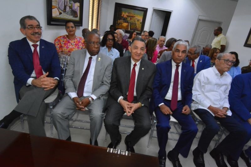 Universitario | Escuela de Medicina inaugura galería de exdirectores