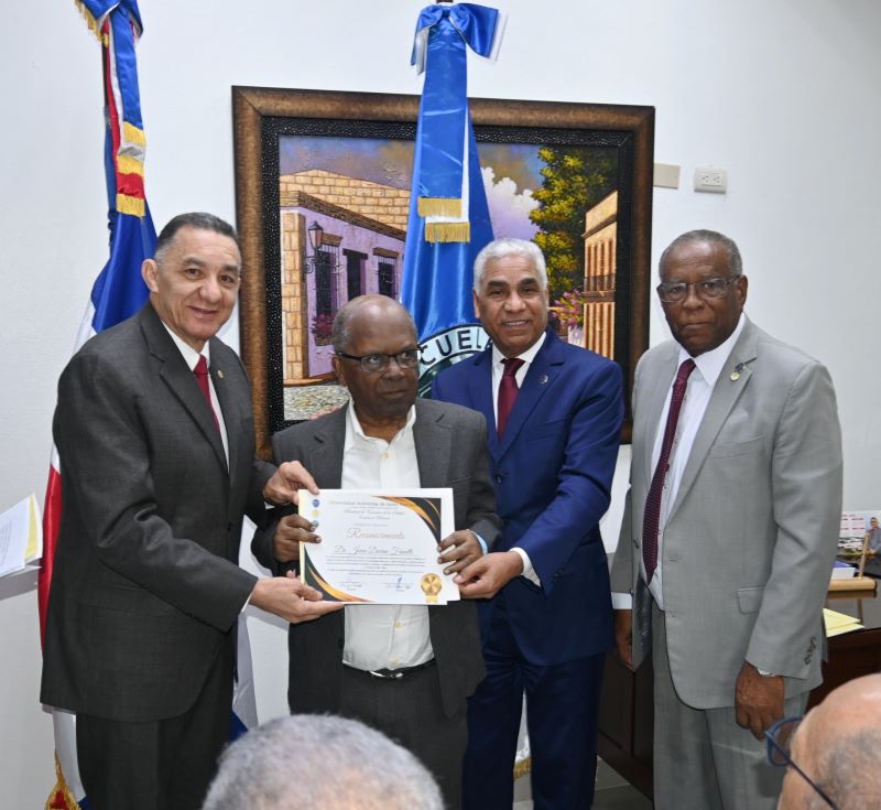 Universitario | Escuela de Medicina inaugura galería de exdirectores