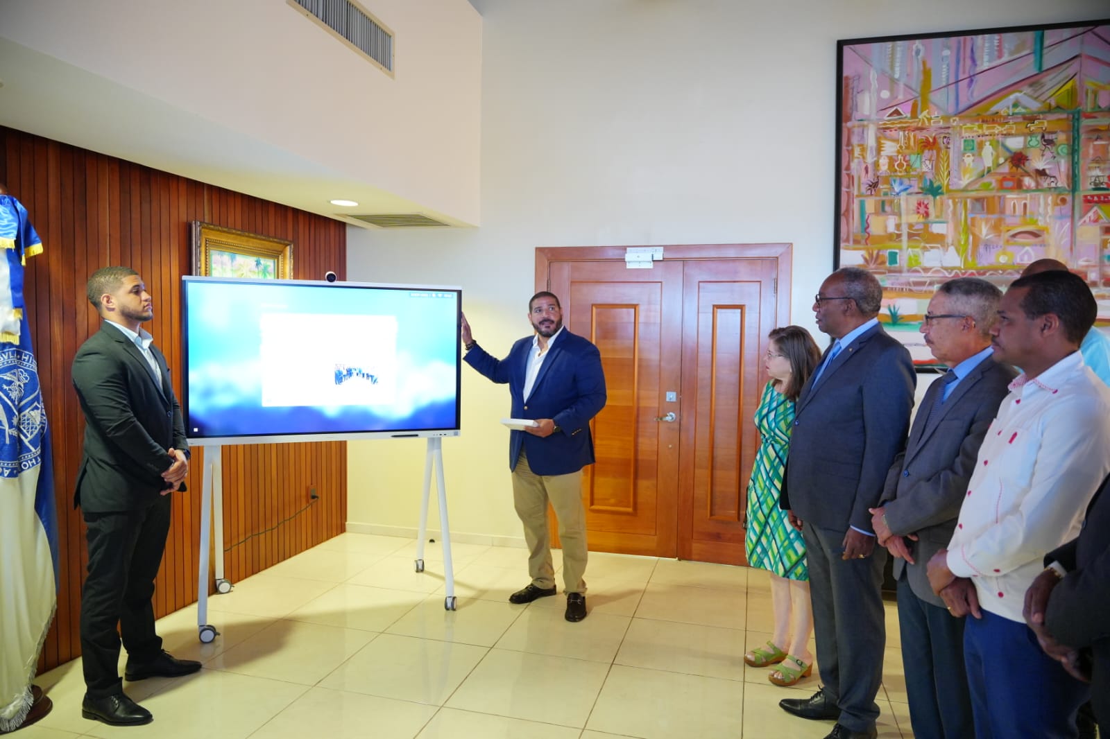 Universitario | UASD recibe de Huawei pantalla inteligente para ayudar ...