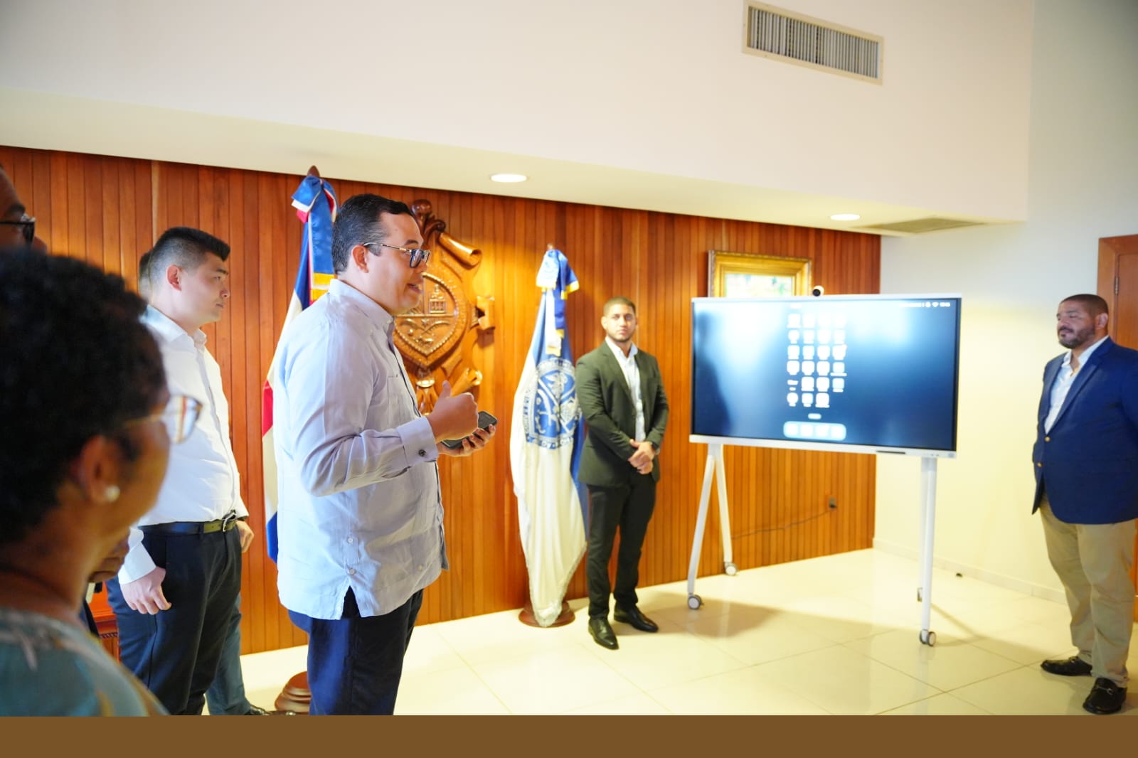 Universitario | UASD recibe de Huawei pantalla inteligente para ayudar ...
