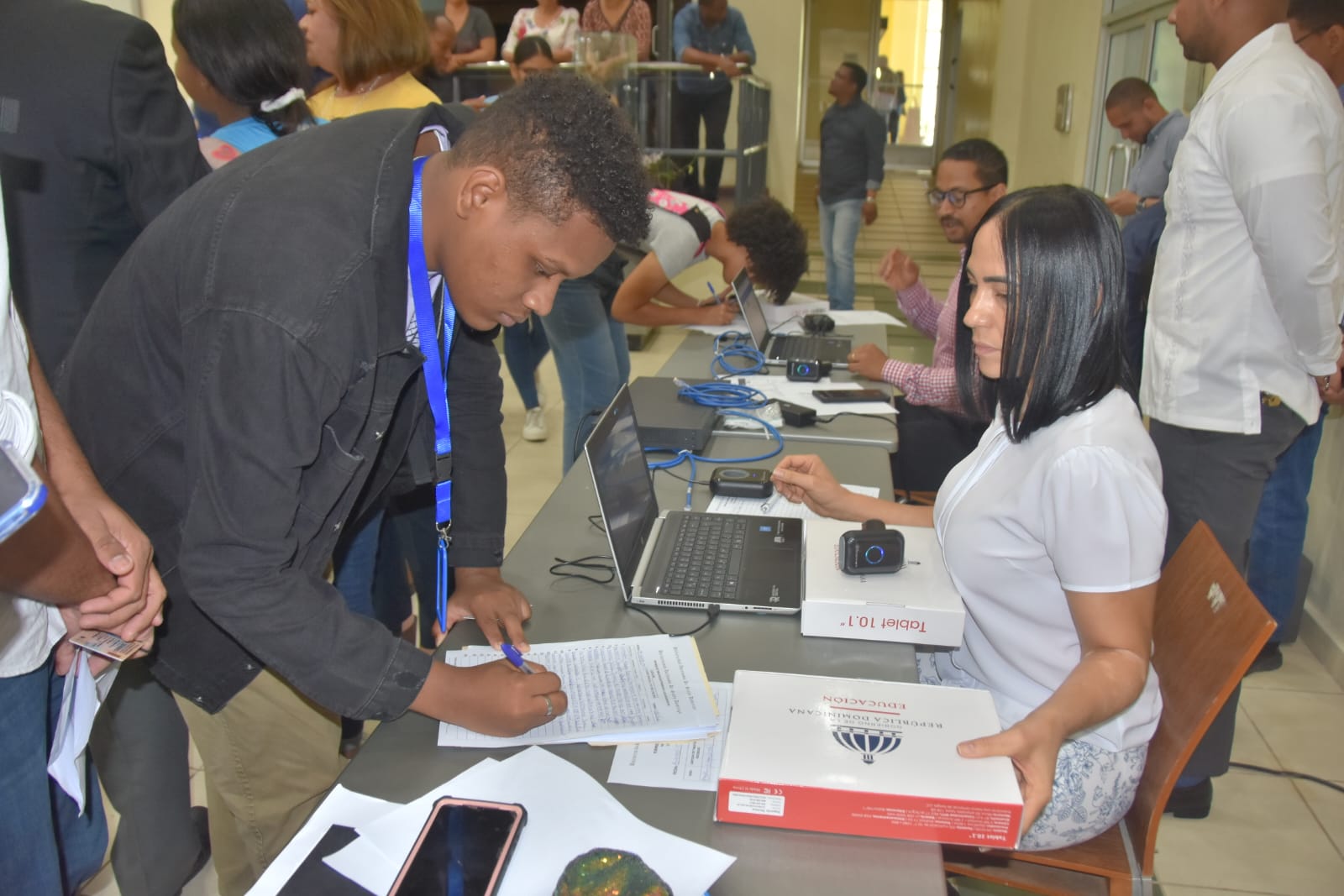Universitario | La UASD entrega miles de tabletas electrónicas durante ...